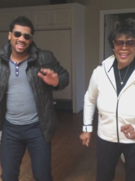 Video: Russell Wilson dances with grandma on Christmas | kgw.com