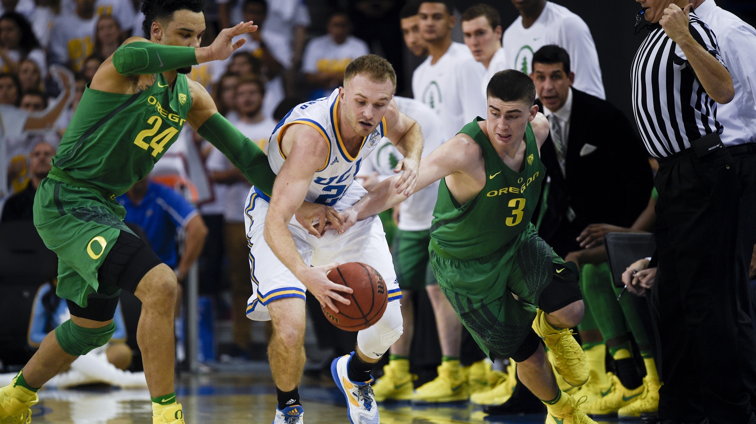 No. 5 Ducks blow 19-point lead, lose to No. 10 UCLA 82-79 | kgw.com
