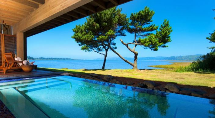 Renowned Oregon Coast resort heading to the auction block | kgw.com