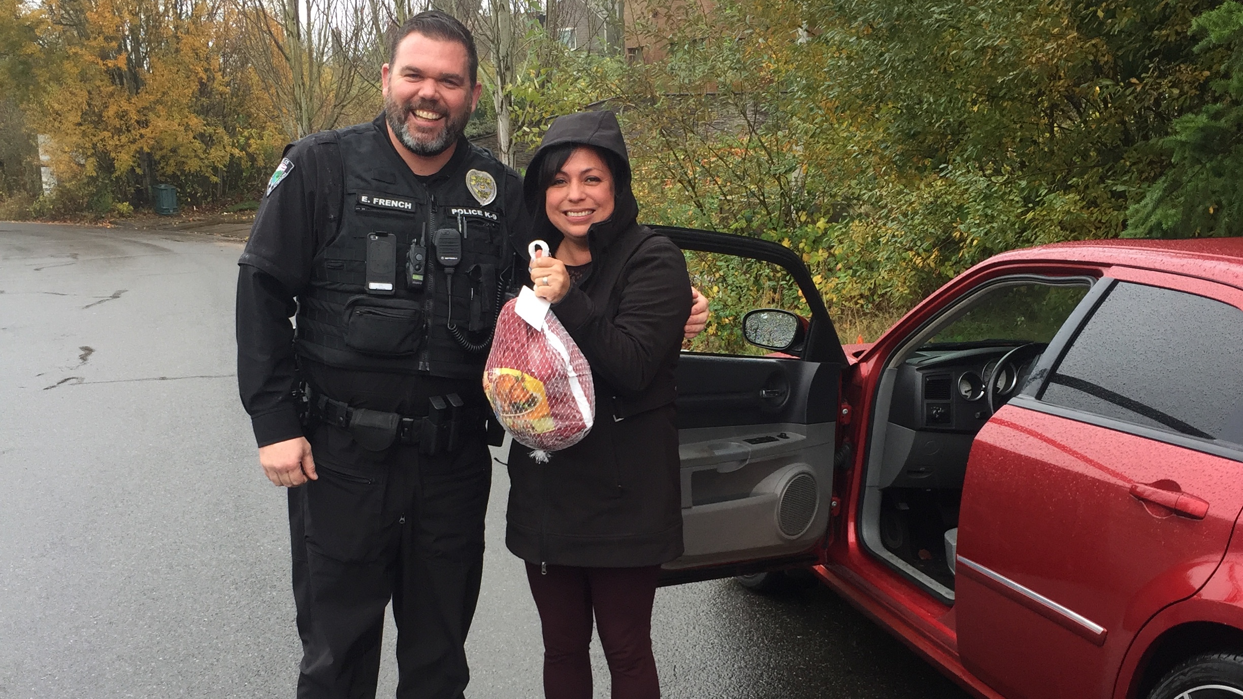Tualatin police hand out turkeys instead of tickets | ksdk.com